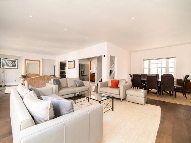 Eaton Mews North, London, SW1X 5 bed mews to rent £26,000 pcm £6,000 pw