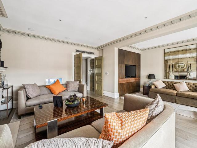 Eaton Place, Belgravia, London SW1X 3 bed flat to rent £11,917 pcm £2,750 pw