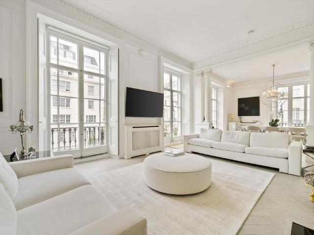 Eaton Place, London, SW1X 2 bed flat to rent £23,833 pcm £5,500 pw