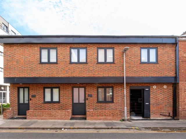Eaton Place, Reading RG1, 1 bed flat to rent, £1,300 pcm | PrimeLocation