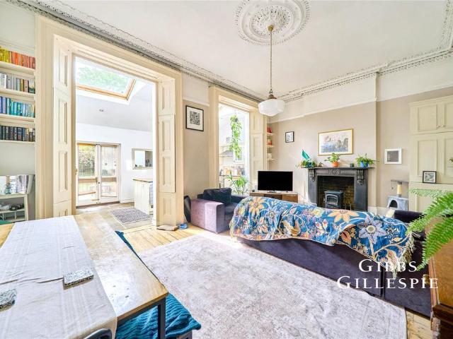 Eaton Rise, Ealing, W5 2 bed flat to rent £2,400 pcm £554 pw