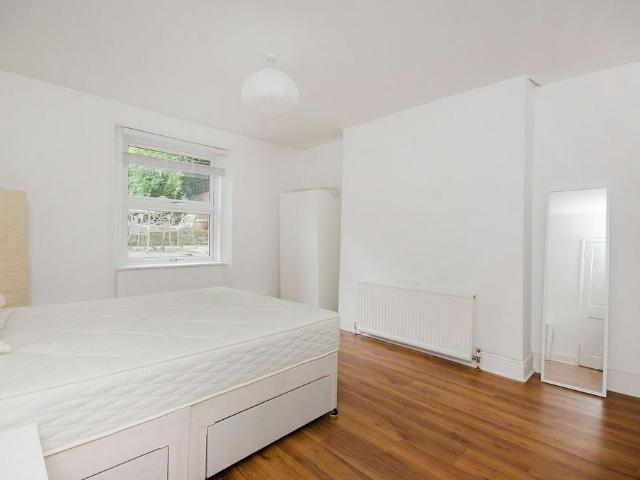 Eaton Rise, Ealing Broadway, London, W5 2 bed flat to rent £2,500 pcm £577 pw