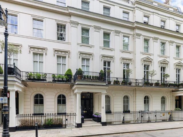 Eaton Square, London, SW1W 3 bed flat to rent £35,750 pcm £8,250 pw