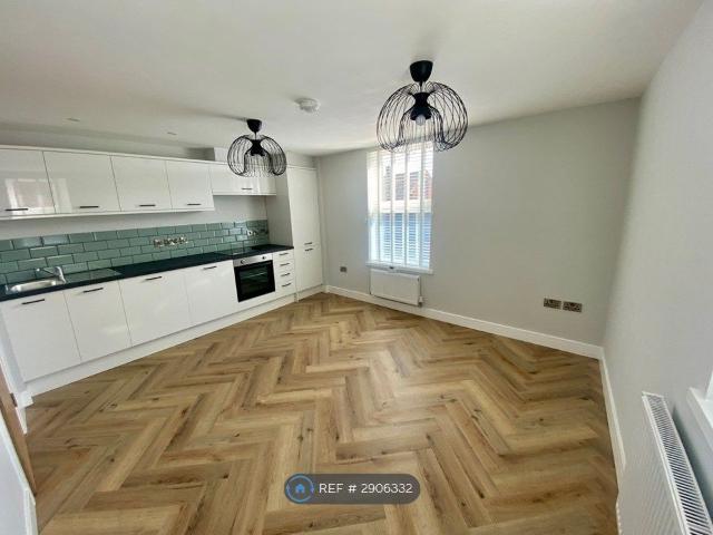 Eaves Lane, Chorley PR6, 2 bed flat to rent, £850 pcm | PrimeLocation