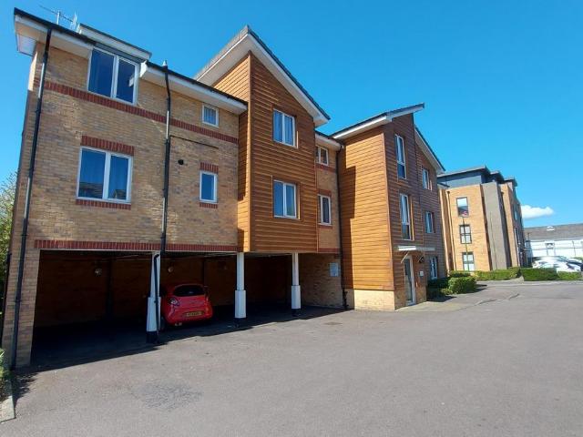 Ebberns Road, Hemel Hempstead HP3, 2 bed flat to rent, £1,120 pcm | PrimeLocation