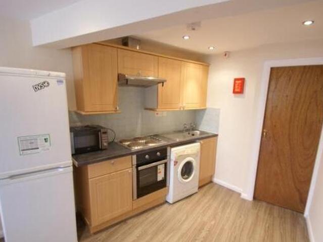 Ebberston Terrace, Hyde Park, 2 Bedroom Flat