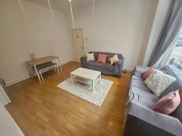 Ebberston Terrace, Hyde Park, Leeds. 5 bed terraced house to rent £2,448 pcm £565 pw