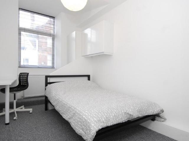 Ebrington Street, Flat 2, Plymouth PL4 3 bed flat to rent £2,119 pcm £489 pw