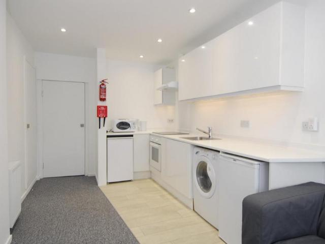 Ebrington Street, Flat 2, Plymouth PL4 3 bed flat to rent £2,171 pcm £501 pw