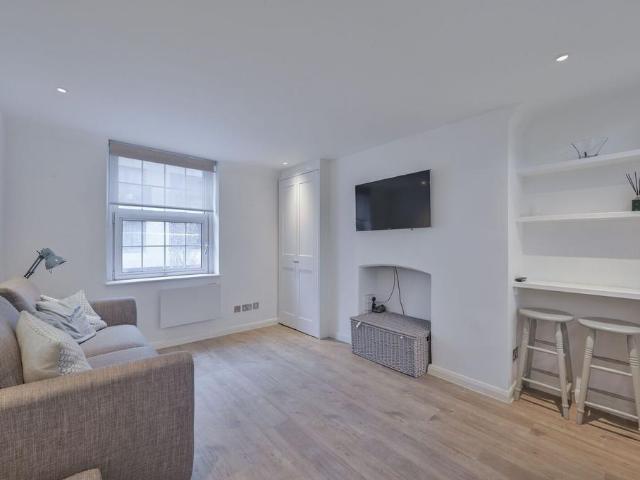 Ebury Bridge Road, Belgravia, London. 1 bed flat to rent £2,059 pcm £475 pw