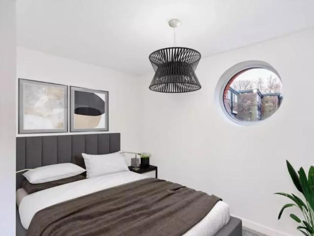 Ebury Bridge Road, LONDON
