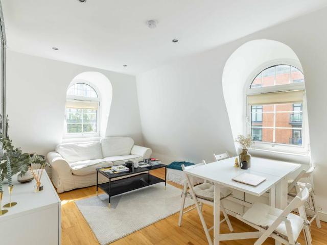 Ebury Bridge Road, Pimlico, London, SW1W 3 bed flat to rent £4,116 pcm £950 pw
