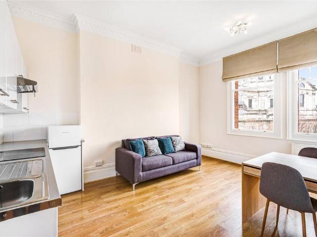 Egerton Gardens, London, SW3 2 bed apartment to rent £3,532 pcm £815 pw