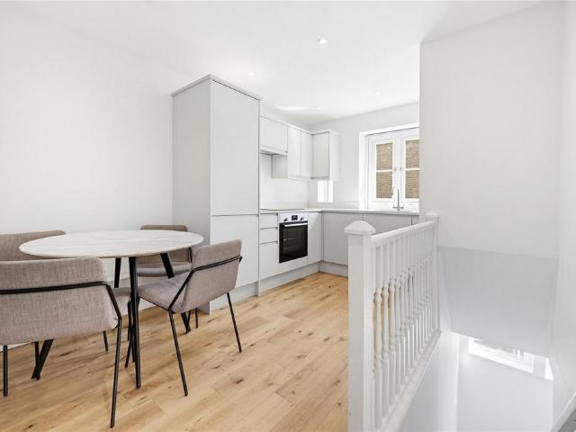 Egerton Terrace, London, SW3 1 bed duplex to rent £3,012 pcm £695 pw