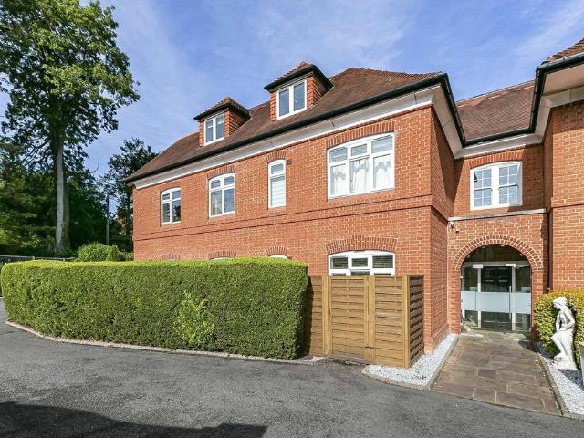 Egham Hill, Englefield Green, Egham. 2 bed apartment to rent £2,000 pcm £462 pw