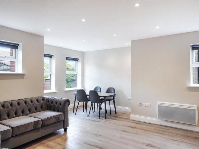 Egham Hill, Surrey TW20 2 bed flat to rent £1,850 pcm £427 pw