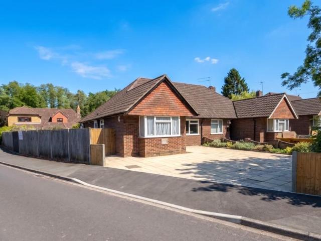 Egley Road, Woking GU22 2 bed semi detached bungalow to rent £2,350 pcm £542 pw