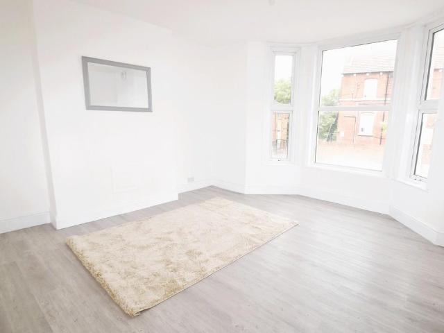 Eglinton Road, London 2 bed ground floor flat to rent £1,650 pcm £381 pw