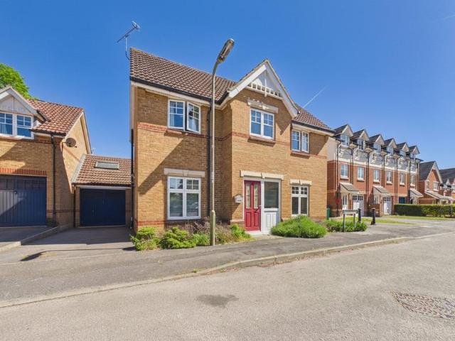 Egret Gardens, Aldershot, Hampshire. 3 bed detached house to rent £2,100 pcm £485 pw