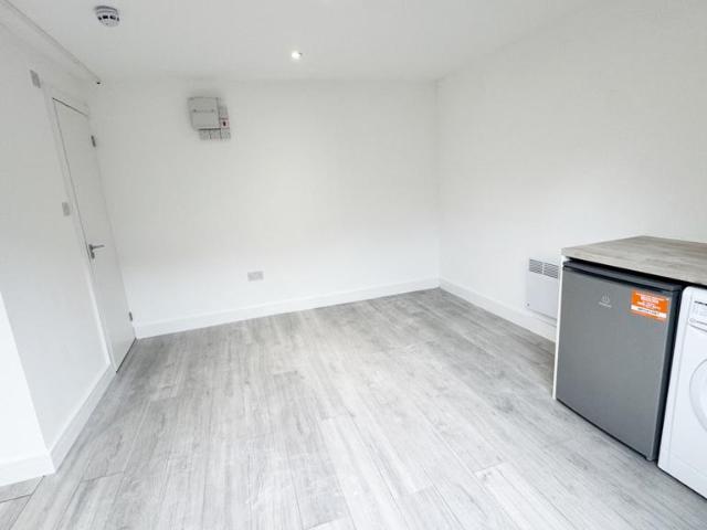 Edmeston Close, Homerton, E9 Studio to rent £1,275 pcm £294 pw