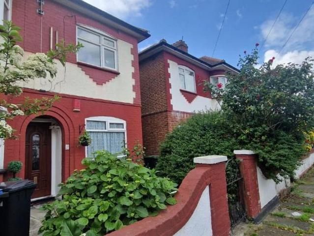 Edmonton 2 bed flat to rent £1,650 pcm £381 pw
