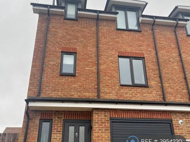 Eddy Road, Aldershot, GU12 3 bed semi detached house to rent £2,300 pcm £531 pw