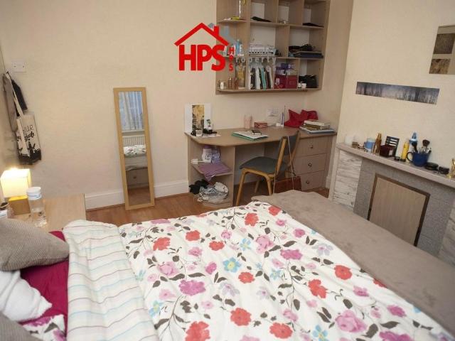 Eden Crescent, Leeds LS4 4 bed semi detached house to rent £1,248 pcm £288 pw