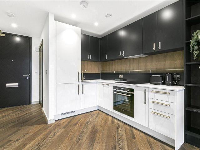 Eden Grove, Staines upon Thames. 1 bed apartment to rent £1,600 pcm £369 pw