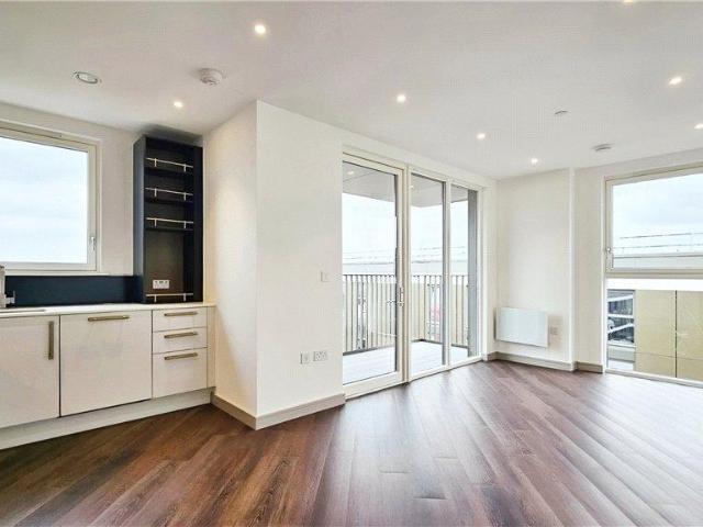 Eden Grove, Staines upon Thames. 2 bed apartment to rent £2,000 pcm £462 pw
