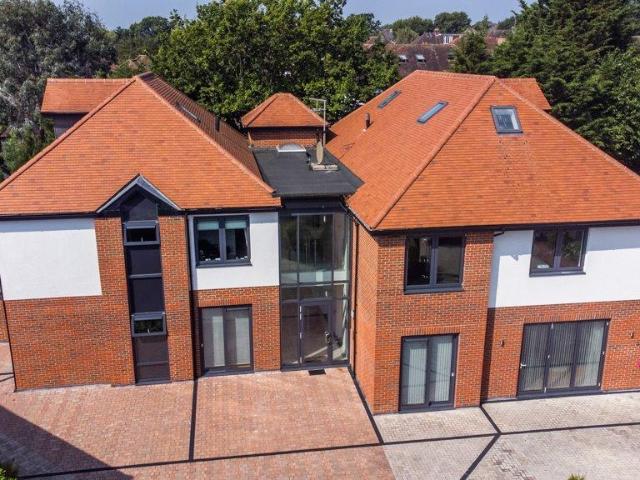 Eden Lodges, 2 bed flat to rent £2,995 pcm £691 pw