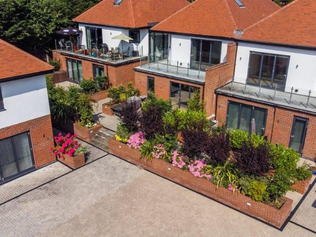 Eden Lodges, Chigwell 2 bed flat to rent £3,150 pcm £727 pw