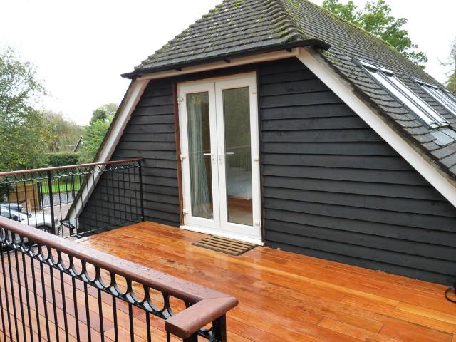 Edenbridge, Kent, TN8 1 bed apartment to rent £1,050 pcm £242 pw