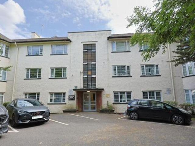Edgware Court, Edgware, 3 Bedroom Flat