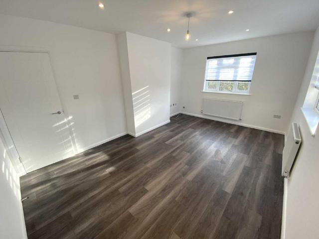 Edgware Court, Edgware 2 bed flat to rent £1,995 pcm £460 pw