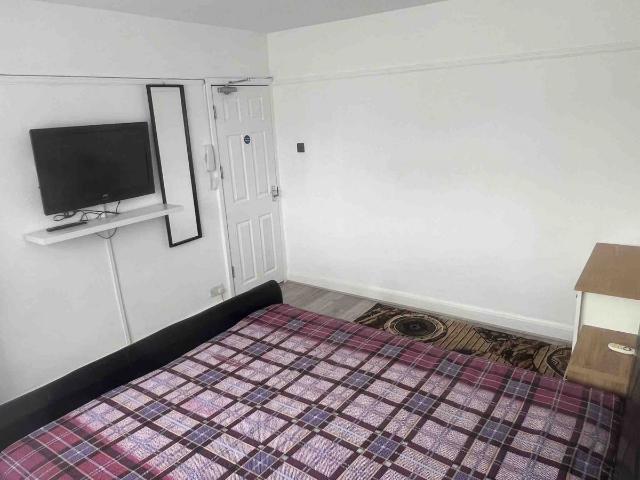 Edgware HA8, Room to rent, £1,000 pcm | PrimeLocation