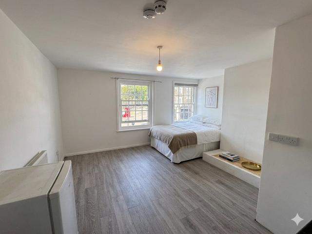 Edgware HA8, Studio to rent, £1,300 pcm | PrimeLocation