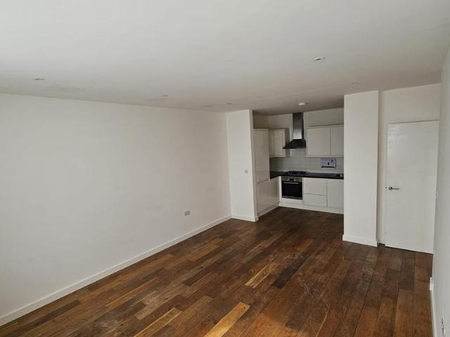 Edgware Road, London NW2 2 bed flat to rent £1,800 pcm £415 pw