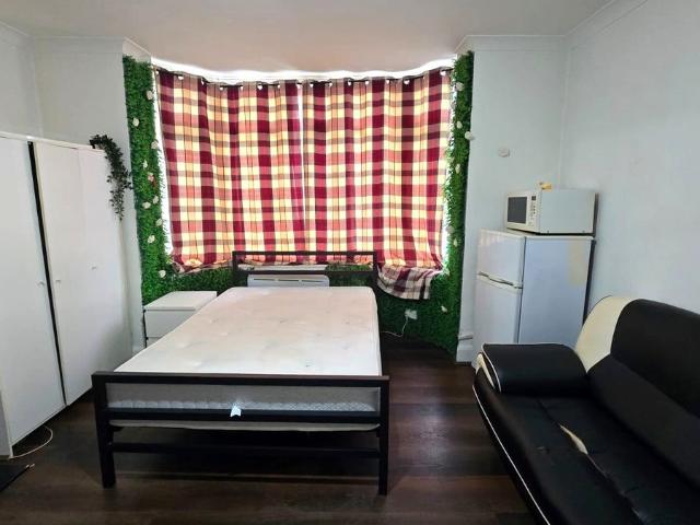 Edgware Road, London NW2, Studio to rent, £1,000 pcm | PrimeLocation