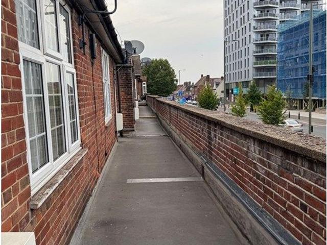Edgware Road, London NW9, Room to rent, £800 pcm | PrimeLocation