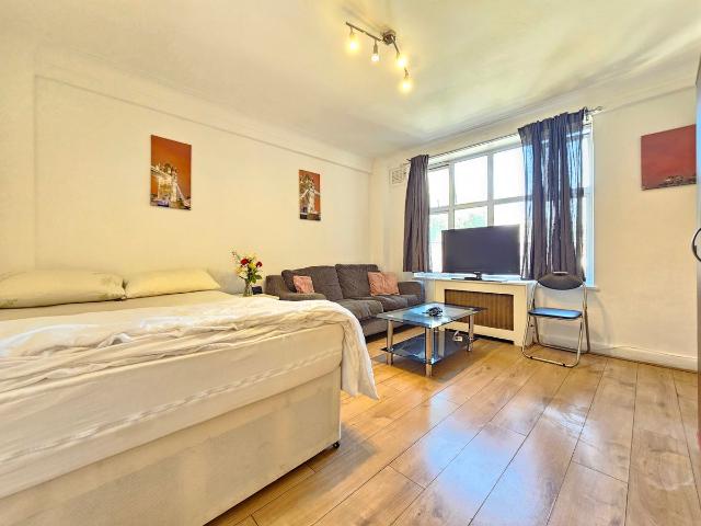 Edgware Road, London W2, Studio to rent, £1,700 pcm | PrimeLocation