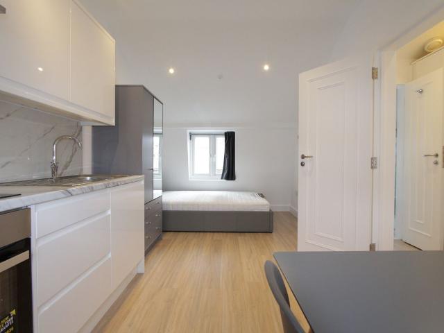 Edgware Road, London W2, Studio to rent, £1,750 pcm | PrimeLocation