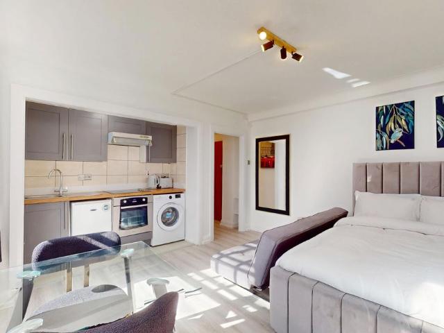 Edgware Road, London W2, Studio to rent, £1,950 pcm | PrimeLocation