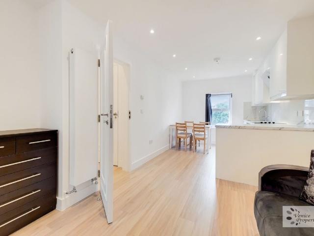 Edgware Road, London W2, 2 bed flat to rent, £2,600 pcm | PrimeLocation