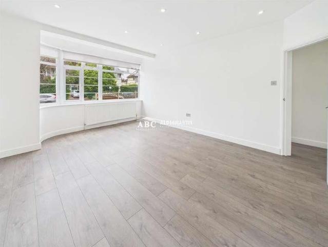 Edgwarebury Lane, Edgware, HA8