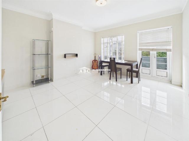 Edgwarebury Lane, HA8 8LP