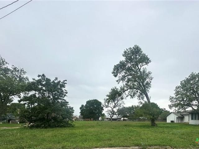Edgar St, Yoakum, TX 77995