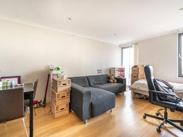 Edge Apartments, Stratford, London, E15 1 bed flat to rent £2,050 pcm £473 pw