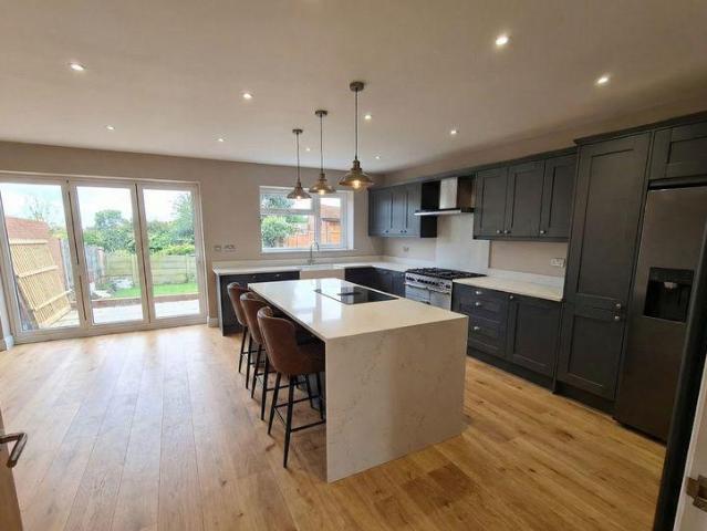 Edge Street, Bilston, WV14 5 bed semi detached house to rent £2,400 pcm £554 pw