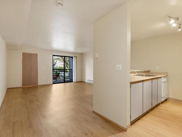 Edge Studio Apartment for Rent at 500 13th Ave E, Seattle, WA 98102 Broadway