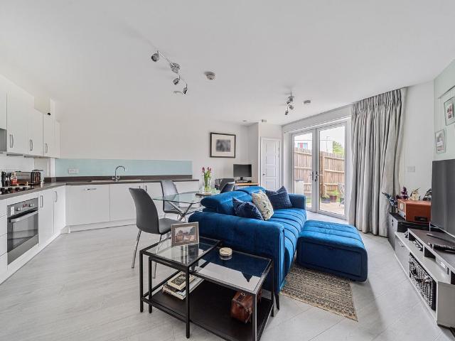 Edgecumbe Avenue NW9, 1 bed flat to rent, £1,800 pcm | PrimeLocation